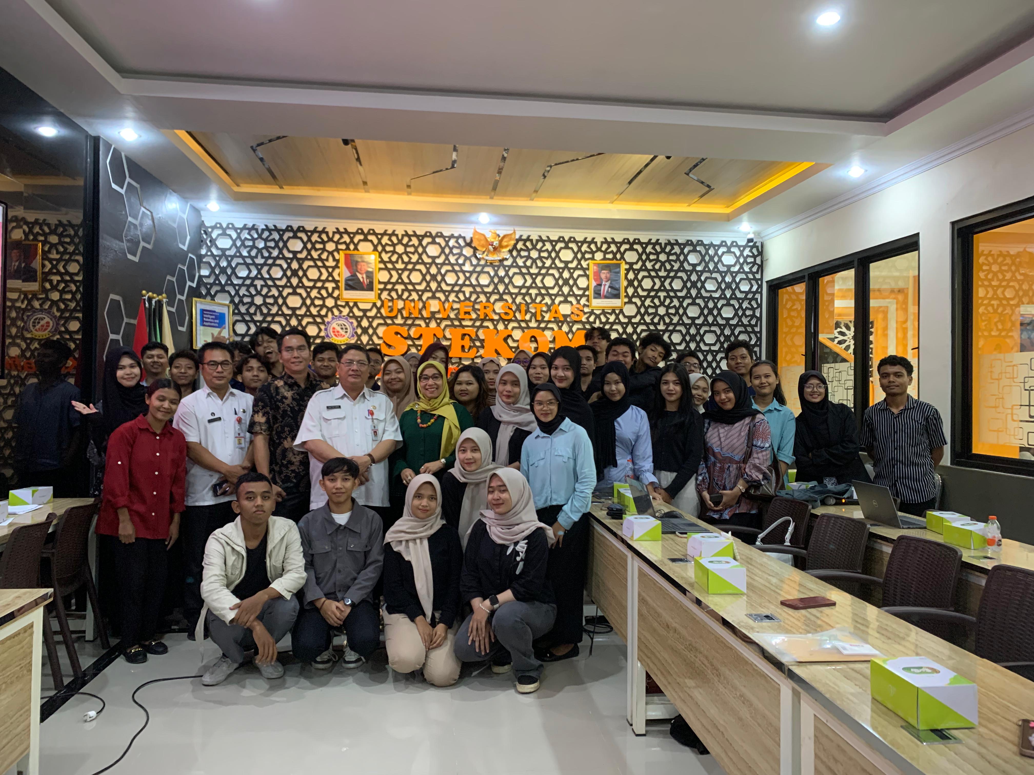 Toplokercom Dukung Kuliah Umum Di Universitas Stekom Bersama Disnaker ...
