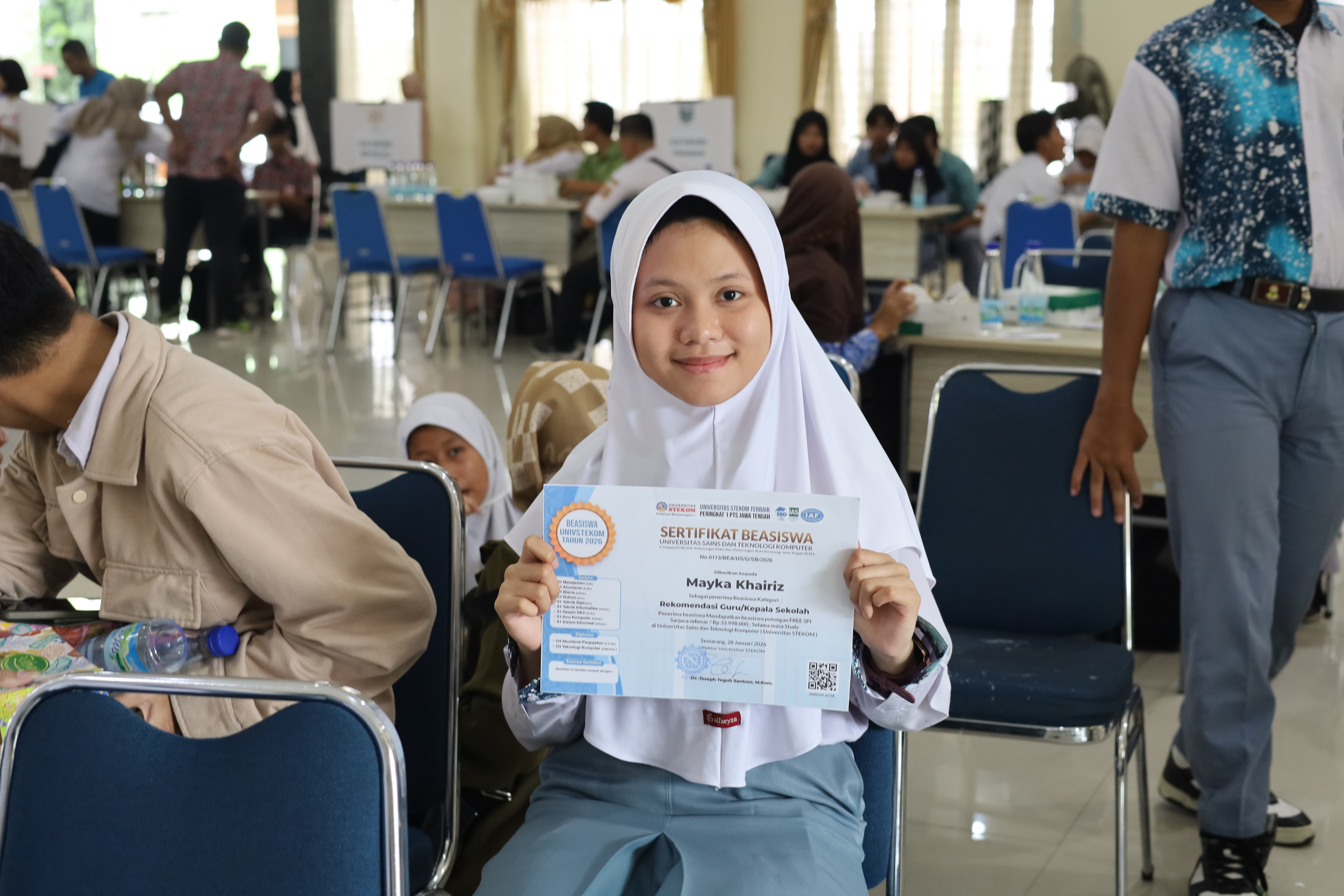 Universitas STEKOM Serahkan Beasiswa Pendidikan kepada Siswa ...